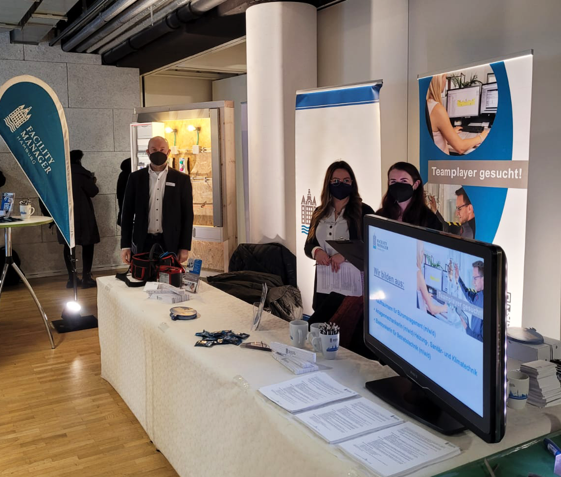 Erster Messeauftritt: Schülerinnen und Schüler informieren sich über ...